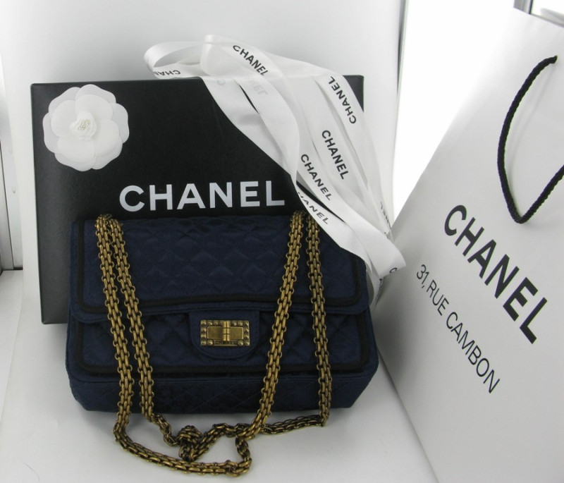 Paris-Beijing CHANEL blue satin bag 2.55 Navy embroidered
